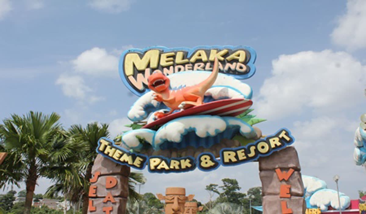 A Theme Park-Enthusiast's Review of Malacca's Melaka Wonderland ...